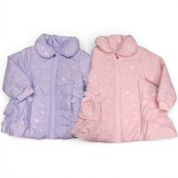 可愛らしいデザインの中綿ジャケットです。キラキラ箔プリントのハートと裾のフリルがポイント！ボリュームのある襟で首元も暖かい。袖もリブになっているので風邪を通さない。お子様に人気の商品です。〇素材：【表地】ポリエステル100%【裏地】ポリエス...