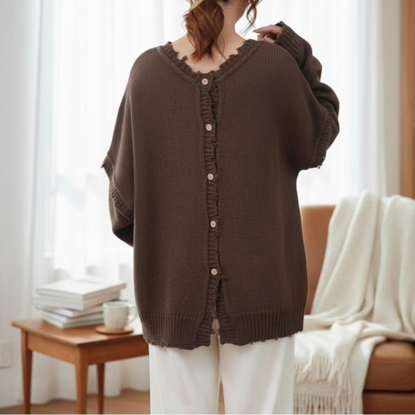 前後差のある長めの丈感で、ヒップラインまでしっかりカバーするラウンドネックニットベスト。ダボっとしすぎずまとまりのあるシルエットで、きちんと感のある雰囲気を醸し出します。大きく開いたスリーブ部分は、ボリューム感のあるスリーブのトップスとも違...