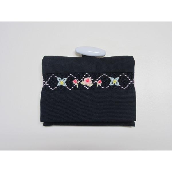 ●ＴＯＫＯさんによるスモッキング刺繍の手作りつけポケットです●ミニハンカチを入れる内ポケット●ミニティッシュの入るポケットがついています●安全ピンで洋服のどこにでもつけられます用途に応じて付け替えてお使いください●清楚な紺地に小花の刺繍が可愛い