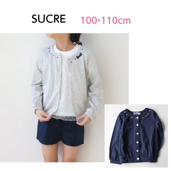 送料無料！首もとのさりげないリボンがかわいいカーディガン。肌寒い時に大活躍のアイテムです♪釦がラメ入りなど細部にもこだわった1枚です。■サイズ：100/身丈38cm,身幅29cm,肩幅24cm,袖丈34cm110/身丈41cm,身幅31cm...