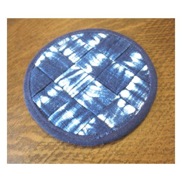 落ち着いたカラーの藍染めコースター両面使える！　リバーシブルです。裏と表で柄が異なります。気分によって、好きな方をお使い頂けます。コットンなのでおうちで洗濯出来ます。但し、藍染めはジーンズと同じで最初の数回は必ず色落ちします。お洗濯の時は他...