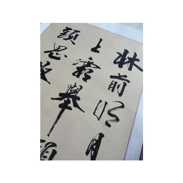 漢詩で有名な李白の【静夜思】です。185ｘ78センチの大判掛け軸です。床前明月光疑是地上霜挙頭望明月低頭思故郷床前に月光を見る疑うらくはこれ地上の霜頭を上げて明るい月を望み頭をたれて故郷を思う