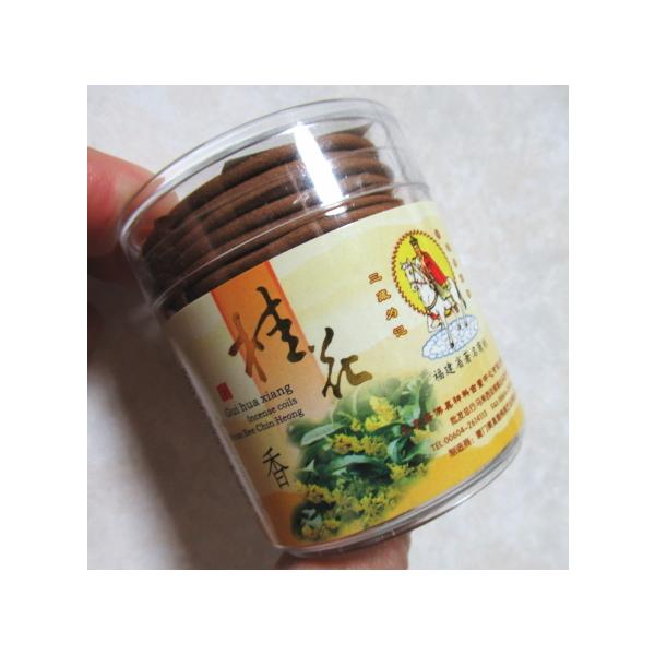 《可愛いお香シリーズ》・キンモクセイのスペックは下記の通り。●キンモクセイの精油をふんだんに配合したお香　●三蔵ブランド　●形状は渦巻き香●数量は４８巻入り　　●約５０グラム（プラケース込み約７０グラム）　　●燃焼時間は約１．５時間／巻　●...