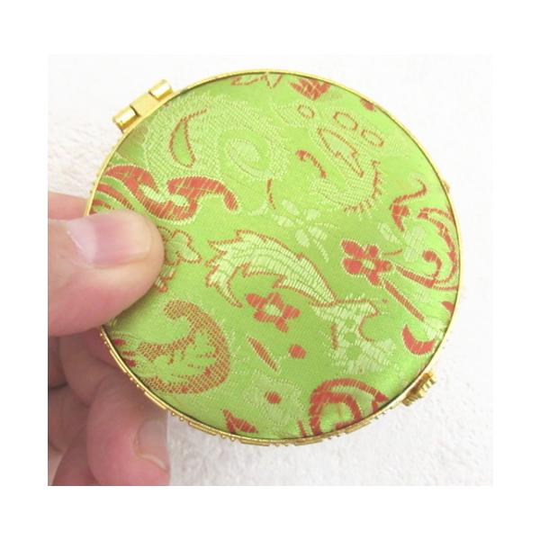 バッグに入る、可愛いサイズの手鏡。しかもリーズナブル♪サイズ：直径約8センチミラー2枚仕様両面の生地カラーはほぼ同じですが商品ごとに生地の柄は異なります。予めご了承ください。　先払いかクレジットなら送料がお得なネコポス（253円）がご利用可...