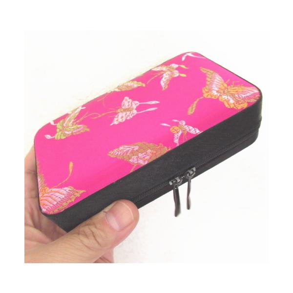 アウトレット品です。内装一部剥離しています。（正面ファスナー右側、内部下側ファスナー付近の内装1.5センチ程、赤い内装が剥離。）クレジット、先払いなら送料が格安のレターパックプラス（５２０円）ご利用いただけます。アウトレット品ですのでノーク...