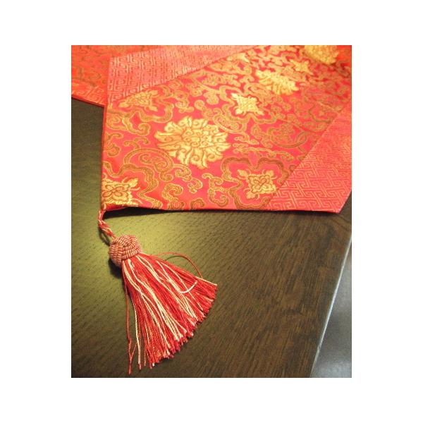 中国高級テーブルランナー　クロス柄です。サイズ：約１９０ｘ３5.5センチ（房は含まず）使う時は机にそのまま置くよりも透明のビニールクロスを上からかけると、汚れずにずっと長く使えます。我が家でも数年、そうやって使っています。どうしてもカバーが...