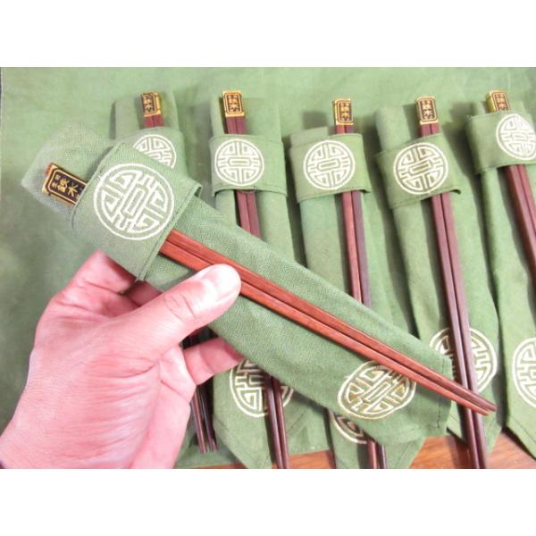 ランチョンマットセットチャイナテイストのランチョンマットが６枚お箸も６膳付いています。サイズは３９ｘ２９センチパーティーや来客時にオススメです。防水スプレーをすると、汚れが付かず、長持ちします。***********************...