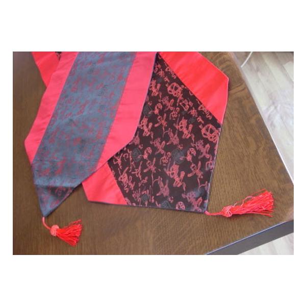 漢字柄のテーブルランナーです。サイズ：約１９８ｘ３２センチ使う時は机にそのまま置くよりも透明のビニールクロスを上からかけると、汚れずにずっと長く使えます。我が家でも数年、そうやって使っています。どうしてもカバーがしたくないなら、防水スプレー...