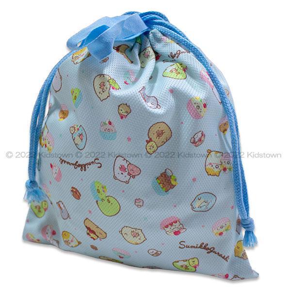 巾着Sになります。通気性の良いメッシュ素材になります。ハーモニカ入れ（小さな楽器など）やナフキンを入れてランドセルにつるしたりとその時の用途に合わせて使えます。【サイズ】約H210×W180×D40mm【素材】　生地→ポリエステル100％　...