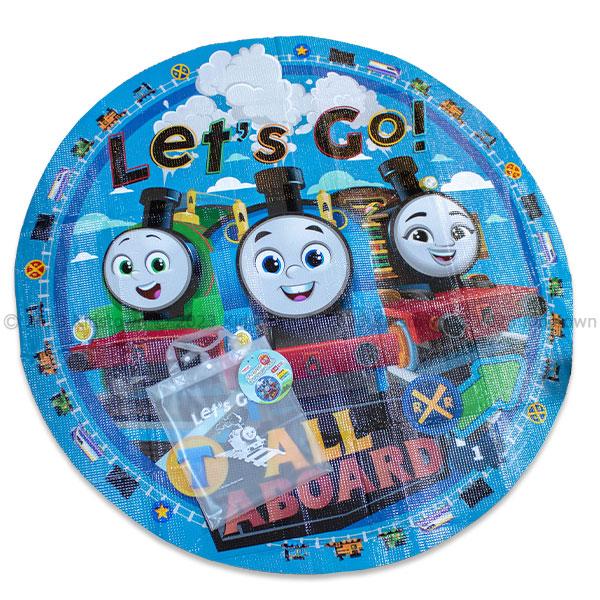 【商品説明】トーマスの丸型レジャーシートになります。持ち運びに便利な手提げバッグも付いているのでコンパクトに収納できます。また、3種類の生地を使用しているのでふんわり優しい座り心地ですよ♪運動会・遠足・旅行などに大活躍なお品です。【品質表示...