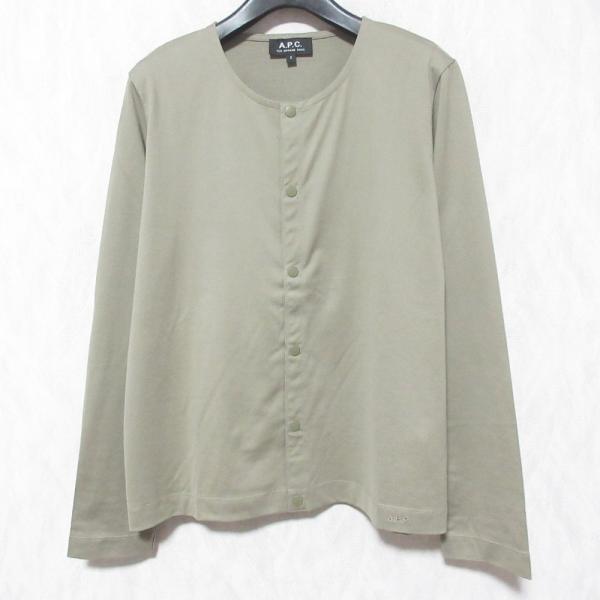 【商品名】A.P.C. アーペーセー コットン スナップボタン カーディガン 25215-1-90201 S カーキ【ブランド】A.P.C. アーペーセー【対象】レディース【ランク】SA ※若干の使用感はあるが、全体的に状態の良い商品【カラ...