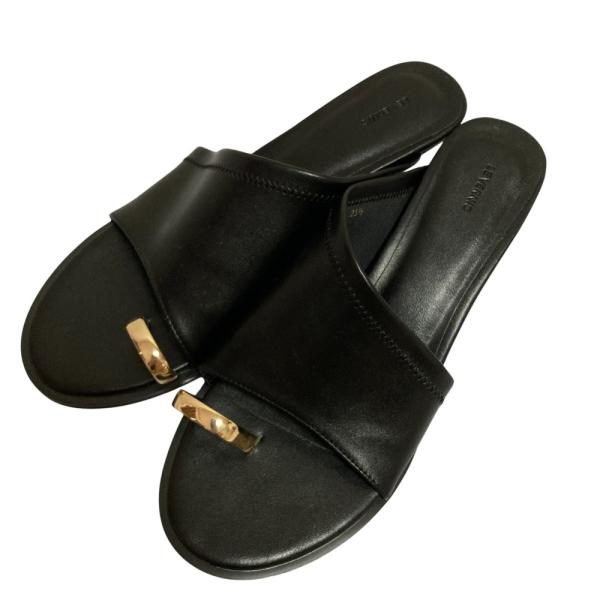 【商品名】LE VERNIS ルベルニ Toe ring sandals トゥリング サンダル ミュール 23.5cm ブラック【ブランド】LE VERNIS ル・ベルニ【対象】レディース【ランク】SA ※若干の使用感はあるが、全体的に状態...