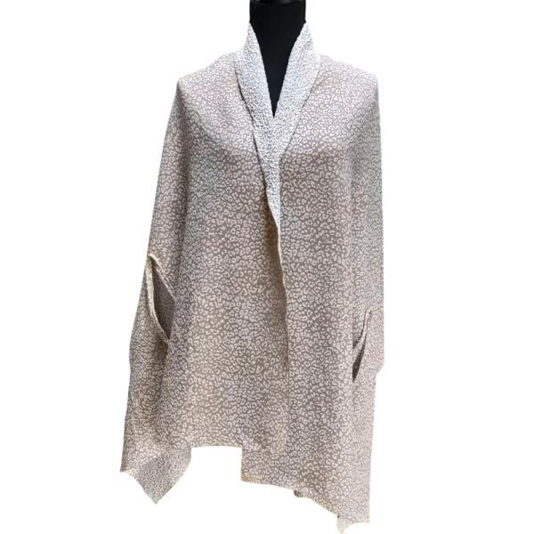 【商品名】TAARA clothing タアラ ポンチョ ボレロ カーディガン サイズS ベージュ【ブランド】TAARA clothing タアラ クロージング【対象】レディース【ランク】SA ※若干の使用感はあるが、全体的に状態の良い商品...