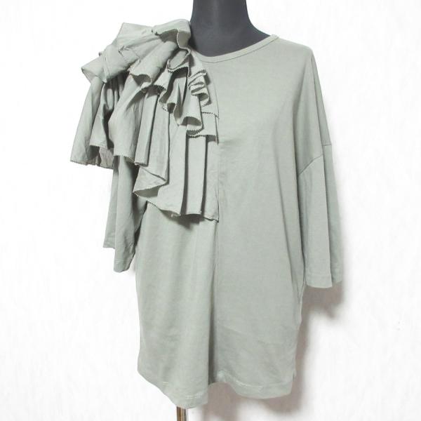 【商品名】AAYUSHI アユーシ アシンメトリー ボリュームショルダー フリルトップス カットソー ブラウス SEN0834 カーキ【ブランド】AAYUSHI アユーシ【対象】レディース【ランク】SA ※若干の使用感はあるが、全体的に状態...