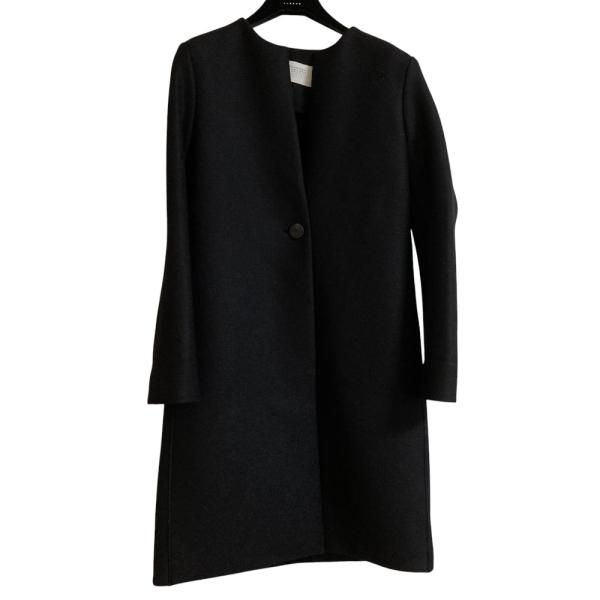 【商品名】Harris Wharf London ハリスワーフロンドン ノーカラー ロングコート サイズ38 ブラック【ブランド】HARRIS WHARF LONDON ハリスワーフロンドン【対象】レディース【ランク】SA ※若干の使用感は...
