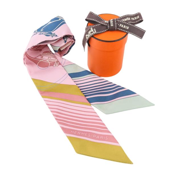 【商品名】HERMES エルメス ツイリー Ex-Libris エクスリブリス シルクスカーフ ローズペール オークル ヴェール 【ブランド】HERMES エルメス【対象】レディース【ランク】NS ※新品同様の商品・未使用品【カラー】ローズ...