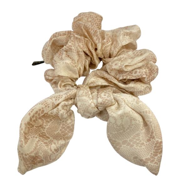 【商品名】acca アッカ リボン バニーシュシュ ベージュ【ブランド】acca アッカ【対象】レディース【ランク】SA ※若干の使用感はあるが、全体的に状態の良い商品【カラー】ベージュ、オフホワイト【実寸サイズ】リボンを横に広げたときの幅...