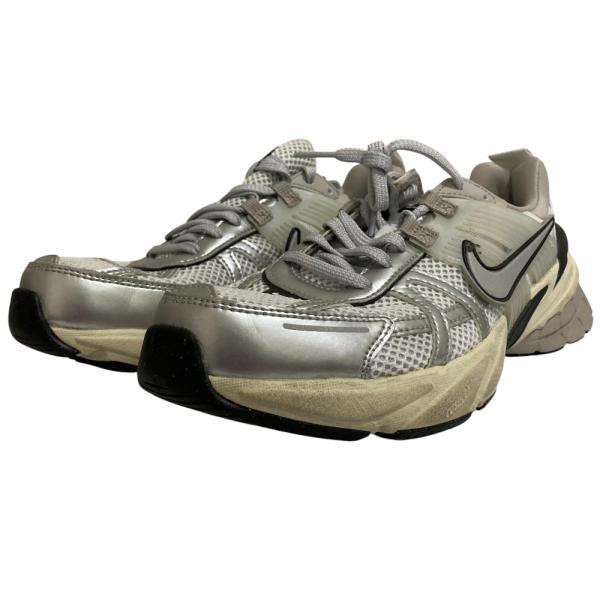 【商品名】NIKE ナイキ V2K ラン シューズ FD0736-100 US9 26cm シルバーカラー【ブランド】NIKE ナイキ【対象】ユニセックス【ランク】A ※使用感はあるが、傷や汚れの少ない商品【カラー】シルバー【表記サイズ】9...