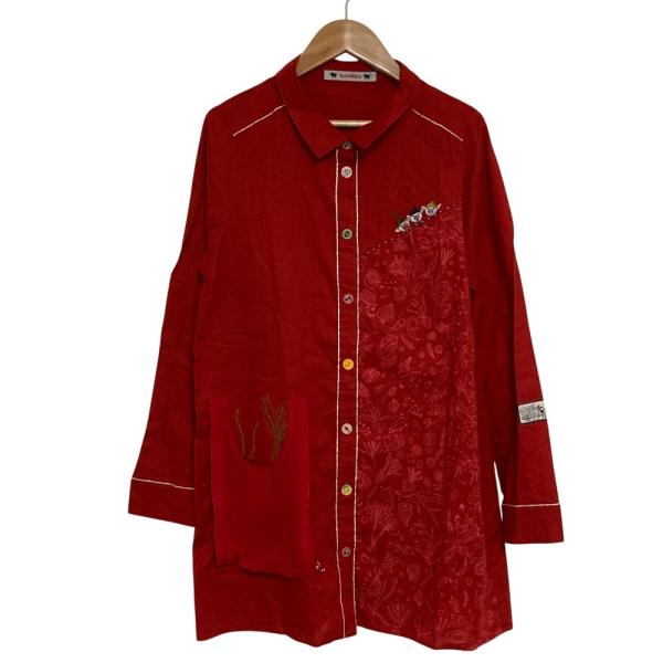 【商品名】OLLEBOREBLA Alberobello オレボレブラ アルベロベロ ぶたさん刺繍 アシンメトリー ビジュー ロングシャツ レッド【ブランド】OLLEBOREBLA オレボレブラ【対象】レディース【ランク】SA ※若干の使用...