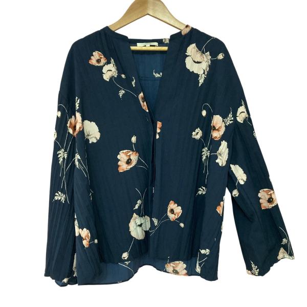 【商品名】vince ヴィンス フラワープリント 花柄 プリーツ 長袖 ブラウス ネイビー【ブランド】vince. ヴィンス【対象】レディース【ランク】SA ※若干の使用感はあるが、全体的に状態の良い商品【カラー】ネイビー【表記サイズ】M【...