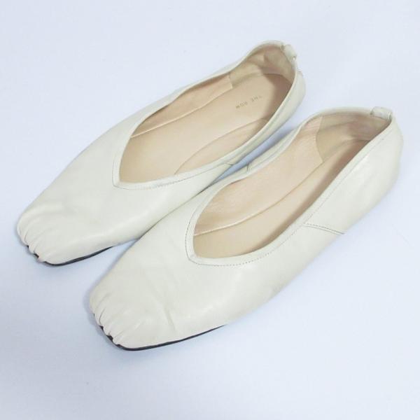 【商品名】THE ROW ザロウ フラットパンプス バレエシューズ サイズ36 23cm相当 アイボリー【ブランド】THE ROW ザ ロウ【対象】レディース【ランク】B ※使用感やダメージがある商品【カラー】ホワイト系のアイボリー色です。...