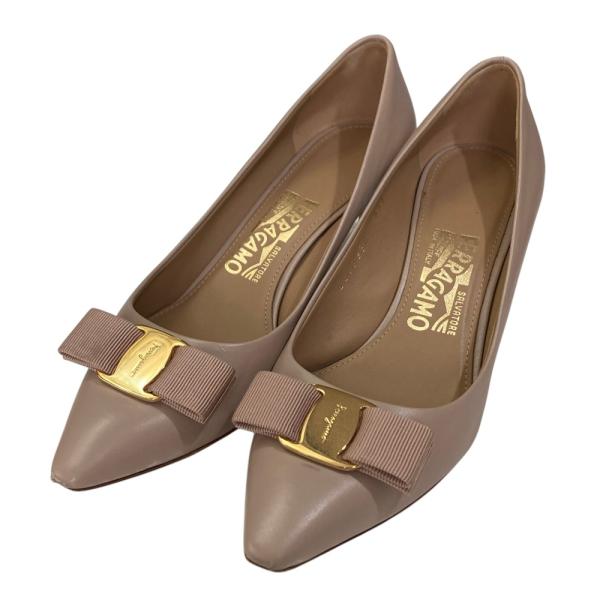 【商品名】Salvatore Ferragamo サルヴァトーレフェラガモ EMY 55 ヴァラリボンパンプス 6D 23.5cm相当 ピンクベージュ【ブランド】Salvatore Ferragamo サルヴァトーレフェラガモ【対象】レディ...