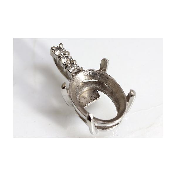 バチカンに輝く3石のダイヤモンド！この空枠にはオーバル９.０ミリ×７.０ミリ（誤差0.3ミリ）のルースを留めることが出来ます。○ルース形状：オーバル○ルースサイズ : ９．０ミリ×７.０ミリ○素材：Pt900○重量：約１.２グラム〇ダイヤモ...