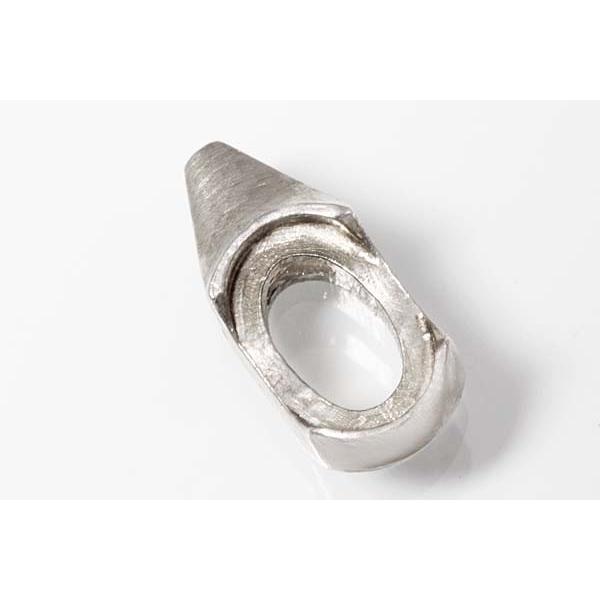 シンプルな枠。ルースのプロポーションがシビアになりますので厚みのあるルースは難しいかもしれません。この枠にはオーバル7ミリ×5ミリ（誤差0.2ミリ）のルースを留めることが出来ます。○ルース形状：オーバル○ルースサイズ：7ミリ×5ミリ○素材：...