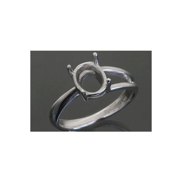 アームに特徴があるデザインのリングです。この枠にはオーバル8ミリ×6ミリ（誤差0.3ミリ）のルースを留めることが出来ます。○ルース形状：オーバル○ルースサイズ：8ミリ×6ミリ○素材：選択して下さい。○重量：約2.5グラム○要リングサイズ※メ...