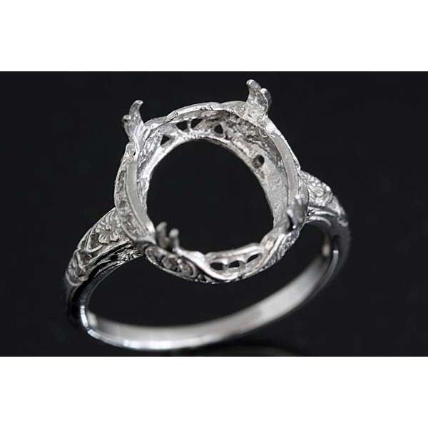 クラシカルなデザインのリングです。割爪デザインがルースを引き立てます。枠にはオーバルカボション13ミリ×10ミリ（誤差0.3ミリ）のルースを留めることが出来ますが、縦は14ミリまではプロポーションにより応相談。○ルース形状：オーバル○ルース...