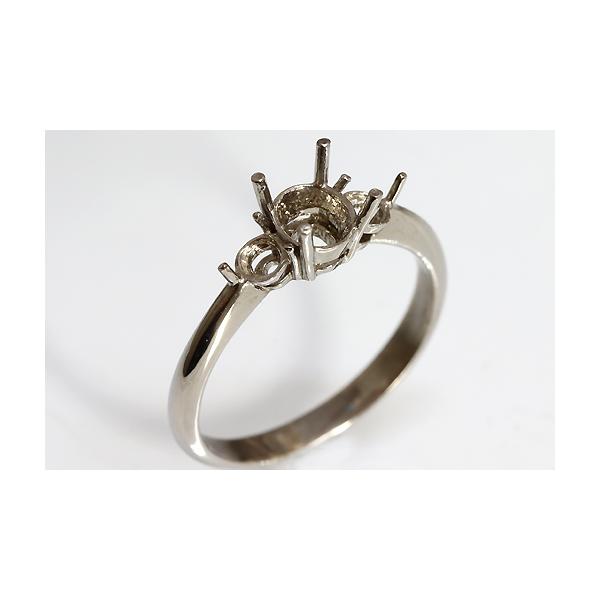 縦置きデザインダイヤ入り空枠です。両サイドには約3ミリのダイヤモンドをセットします。この枠にはオーバル型の6ミリ×4ミリ（誤差0.3ミリ）のルースを留めることが出来ます。○ルース形状：オーバル○ルースサイズ：6ミリ×4ミリ○素材：選択してく...