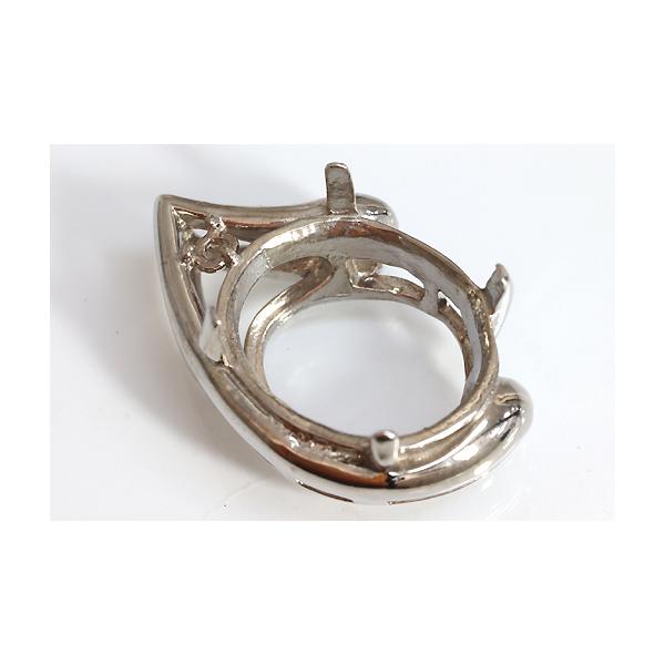 ダイヤ入り大型オーバル用空枠です。この枠にはオーバル16ミリ×12ミリ（誤差0.5ミリ）のルースを留めることが出来ます。○ルース形状：オーバル○ルースサイズ：16ミリ×12ミリダイヤモンド : 1石（０．０3カラット前後）○素材：選択して下...