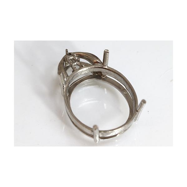 ダイヤ入り大粒カボションカット用空枠です。この枠にはオーバルカボションカット16ミリ×13ミリ（誤差0.5ミリ）のルースを留めることが出来ます。○ルース形状：オーバルカボション○ルースサイズ：16ミリ×13ミリダイヤモンド : ３石（０．０...