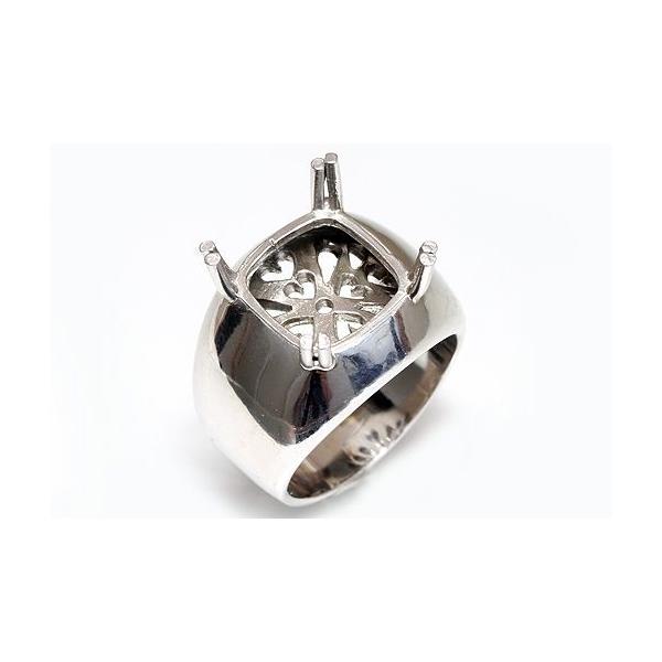 裏張りはハート型に抜いてありキュートなデザイン！この枠にはスクエアカボション9.0ミリ×9.0ミリ（誤差0.3ミリ）のルースを留めることが出来ます。○ルース形状：スクエアカボション（プリンセスカットも一部可能）○ルースサイズ：9.0ミリ×9...