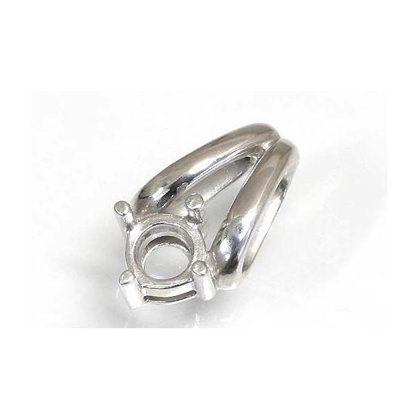 バチカンがマウント型になったシンプルなラウンド用空枠です。4本爪留になります。この枠にはラウンドφ3.5ミリ（誤差0.2ミリ）のルースを留めることが出来ます。○ルース形状：ラウンド○ルースサイズ：φ3.5ミリ○素材：選択して下さい。○重量：...