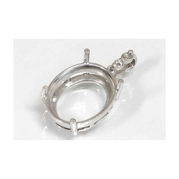 ダイヤでシンプルにバチカンを彩るオーバル用空枠です。この枠にはオーバル14.5ミリ×11.5ミリ（誤差0.5ミリ）のルースを留めることが出来ます。○ルース形状：オーバル○ルースサイズ：14.5ミリ×11.5ミリ○素材：選択して下さい。○重量...