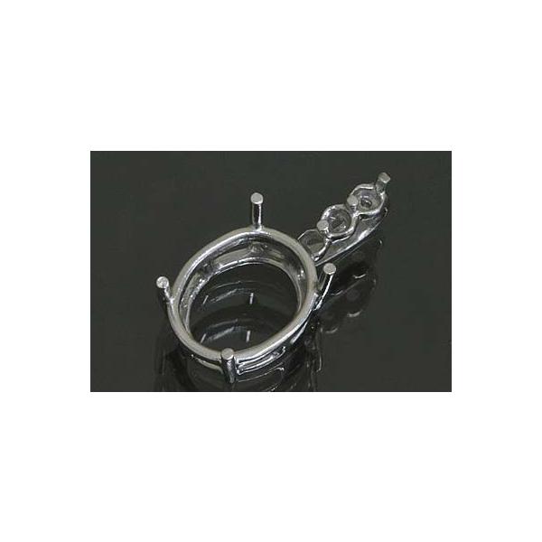 ３粒のダイヤモンドが輝くバチカン一体型オーバル用空枠です。この枠にはオーバル11ミリ×9ミリ（誤差0.2ミリ）のルースを留めることが出来ます。○ルース形状：オーバル○ルースサイズ：11ミリ×9ミリ○素材：選択して下さい。○重量：約1.0グラ...