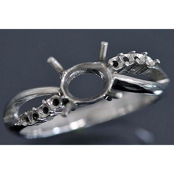 アームの両サイドに４石ずつダイヤモンドが留められます。この枠にはオーバル型の6ミリ×4ミリ（誤差0.3ミリ）のルースを留めることが出来ます。○ルース形状：オーバル○ルースサイズ：6ミリ×4ミリ○素材：選択してください。○重量：約2.4グラム...