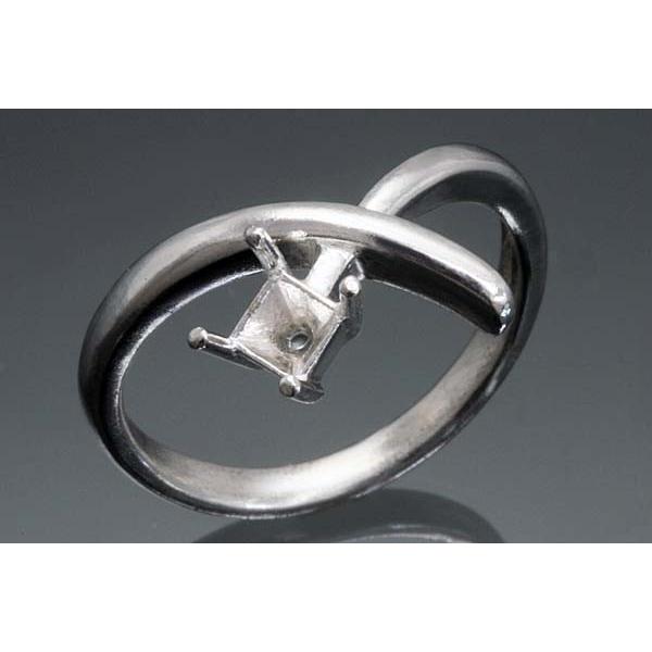 ピンキーサイズ仕様です。シンプルなデザイン。指定サイズ以外は追加料金で加工可能。この枠にはプリンセス3.5ミリｘ3.5ミリ（誤差0.2ミリ）のルースを留めることが出来ます。○ルース形状：プリンセス○ルースサイズ：3.5ミリｘ3.5ミリ○素材...