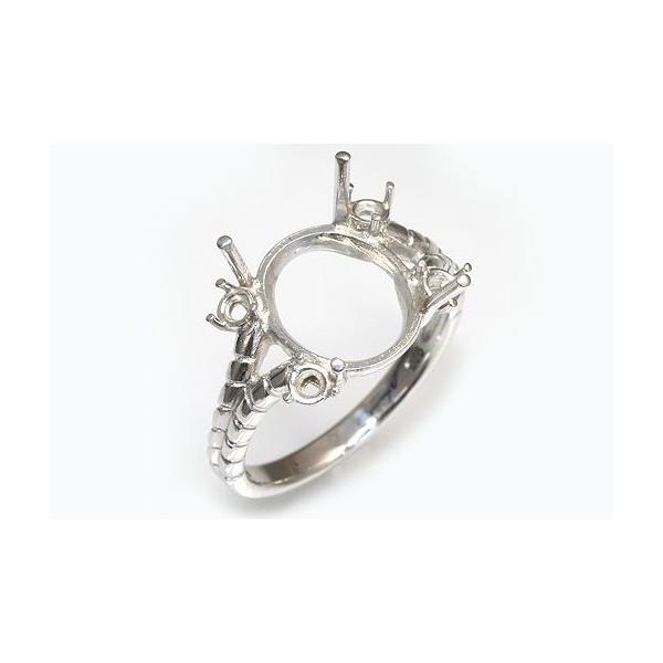 お買い得な大粒ダイヤ入りの空枠です。この枠にはカボション　11ミリ×9ミリ（誤差0.5ミリ）のルースを留めることが出来ます。○ルース形状：カボション○ルースサイズ：11ミリ×9ミリ○素材：選択して下さい。○脇石：ダイヤモンド　4石　約0.3...