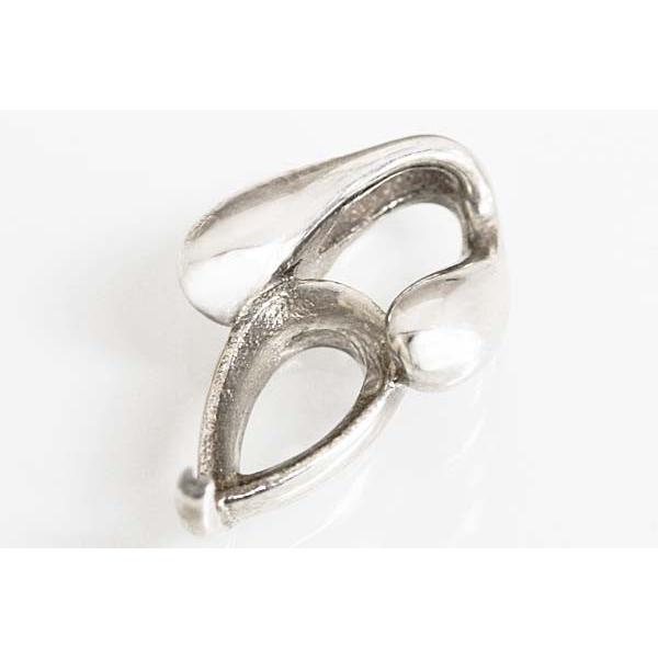 シンプルなバチカン一体型タイプの空枠。バチカンは片穴デザイン。この枠にはペアシェープ7ミリ×5ミリ（誤差0.2ミリ）のルースを留めることが出来ます。○ルース形状：ペアシェープ○ルースサイズ：7ミリ×5ミリ○素材：選択して下さい。○重量：約1...