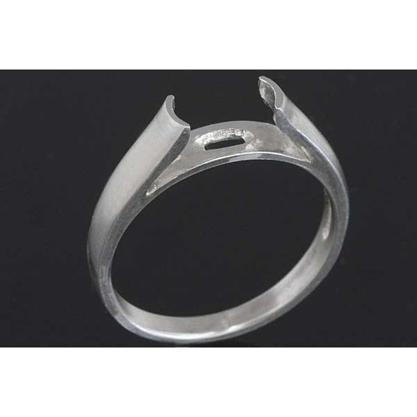 光採りの穴が加工されたタンクリングです。この枠にはオーバル8ミリ（7.5ミリ以上〜8ミリ未満)×6ミリ（誤差0.3ミリ）のルースを留めることが出来ます。○ルース形状：オーバル○ルースサイズ：8ミリ（7.5ミリ以上〜8ミリ未満)×6ミリ○素材...