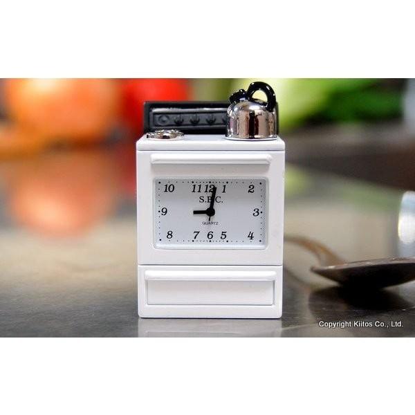 ちっちゃなやかんもリアルなミニチュア時計  時計面が全面なので見やすい（*^_^*）    サイズ：幅3.5cm　奥行2.6cm　高さ5.5cm  重量：146g  素材：アイアンメタル機能：ミニチュアクロックボタン電池使用。 1年保証（電...