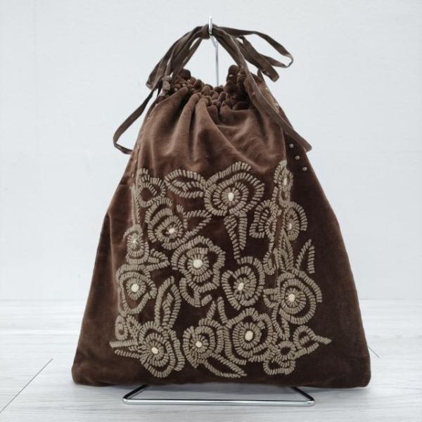 L243926-971508-179    Khadi and Co ベロア 巾着 刺繍 巾着バッグ ブラウン カディ アンド コー 4-1017T 243926【参考ランク】B【全体の印象】使用感が見受けられますが、使用する上で支障となる...