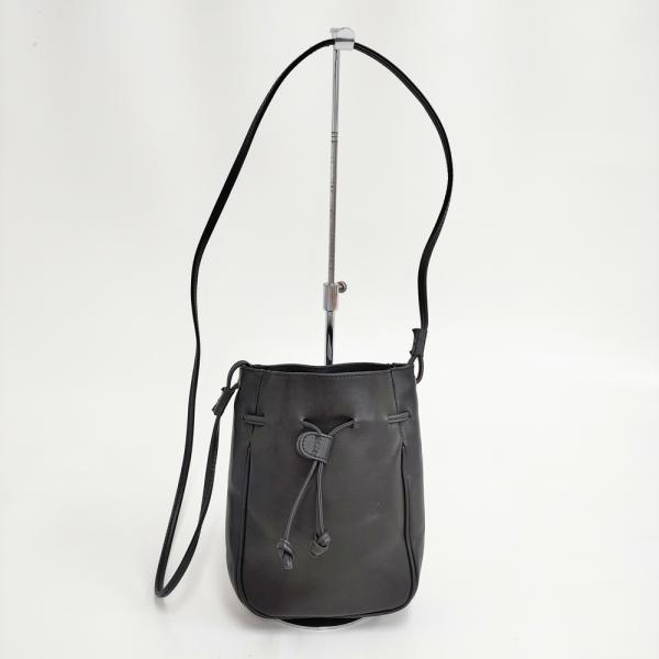 L259714-939008-99    CRONY. クルニー レザー 巾着ショルダーバッグ 巾着バッグ ブラック 5-0319G 259714【参考ランク】B【全体の印象】使用感が見受けられますが、使用する上で支障となるような大きなダメ...