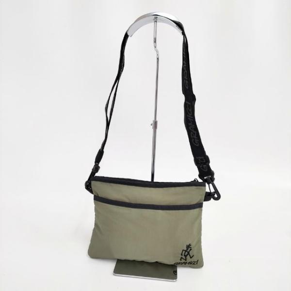 L275022-96508-29    Gramicci GRB-0021 サコッシュ ショルダーバッグ カーキ グラミチ 6-0204G 275022【参考ランク】B【全体の印象】使用感が見受けられますが、使用する上で支障となるような大き...