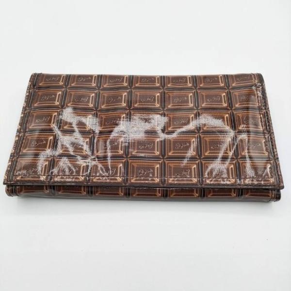 L278179-99108-39    Q-pot. キューポット スイーツモチーフ チョコレート PVC フラップウォレット 長財布 ブラウン 6-0221G 278179【参考ランク】A【全体の印象】使用感が少なく全体的に綺麗に感じられ...