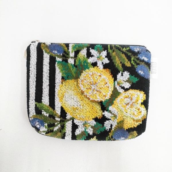 L279820-95008-29    FEILER 新品 シチリアーノボーダーポーチ レモン ポーチ ブラック イエロー フェイラー 6-0130G# 279820【参考ランク】S【全体の印象】新品未使用品です。※詳しい商品説明は下部にご...