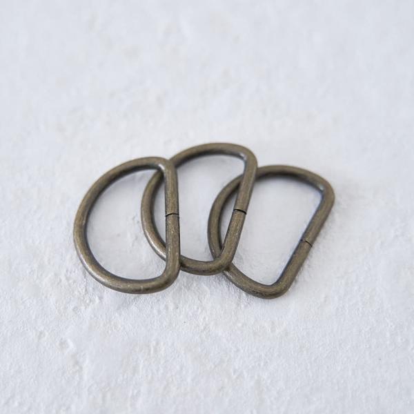 入学入園グッズ作りに欠かせないDカンです。アクリル樹脂のものより、丈夫で上品な作品に仕上がります。