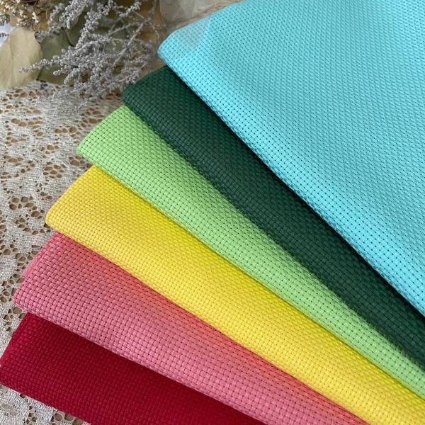 ★長さ：50cm単位でのカット販売となります。※数量1＝50cｍ/数量3＝1.5ｍ ※ご希望ｍ数量をご購入下さいませ。【素材】綿100％【幅/厚さ】90cm 厚さ/普通 透け感ややあり【タイプ】 刺繍布★1cmあたり4.5目★鮮やかな色のカ...